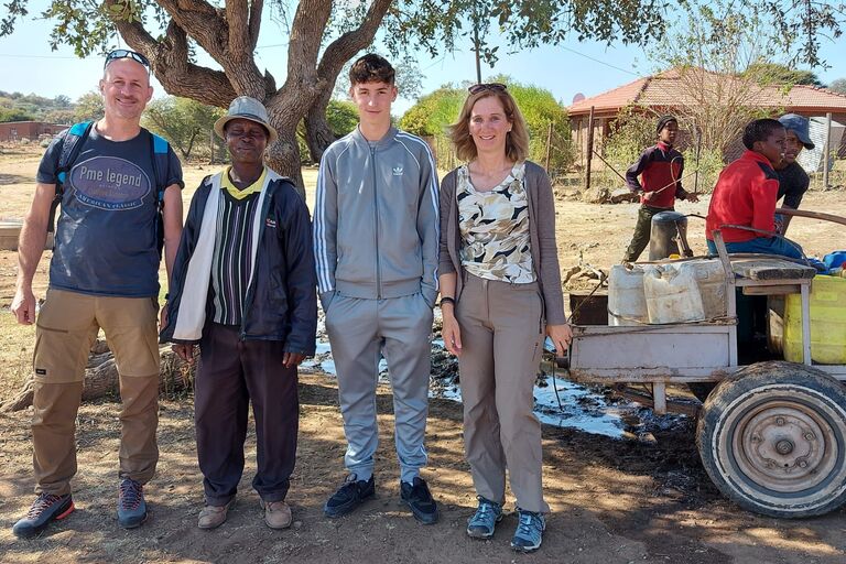 Rhulani Safari Lodge | Two new Soccer Balls for the local Primary…